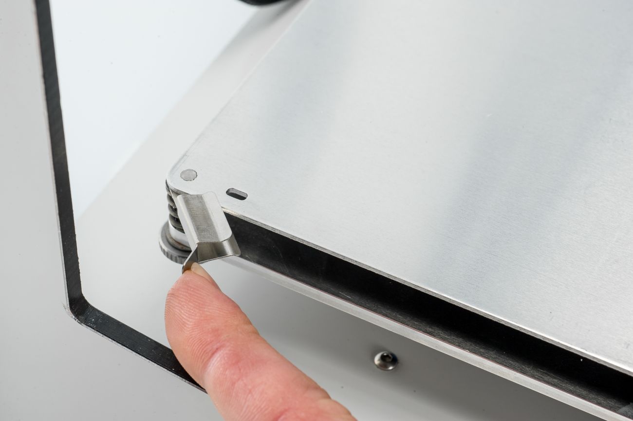 Installing the Ultimaker 2+ hardware accessories