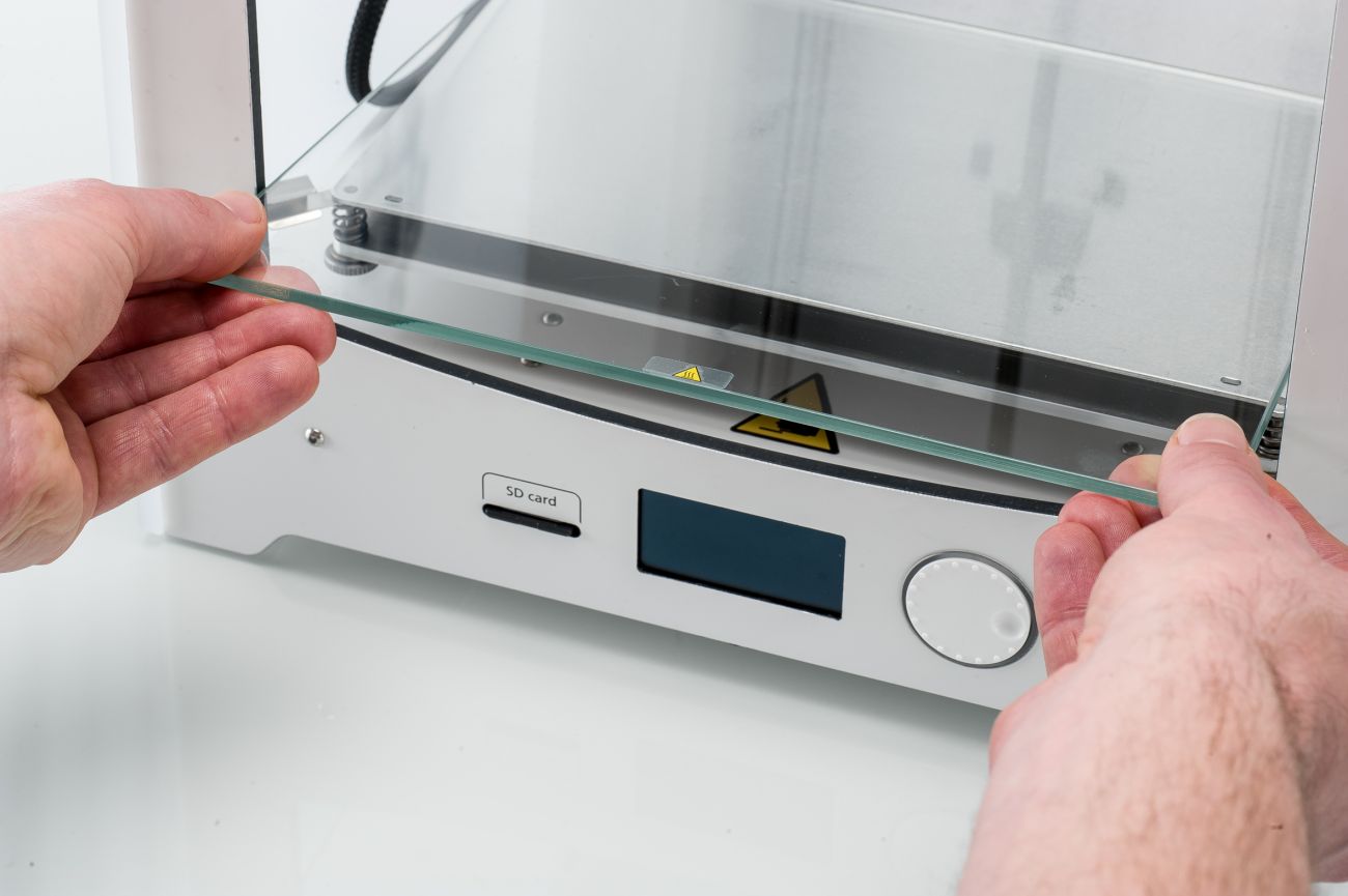 Installing the Ultimaker 2+ hardware accessories