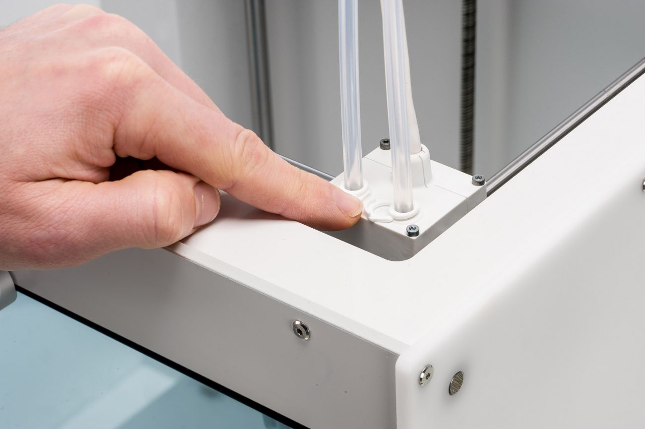 Installing the hardware accessories on the Ultimaker S5