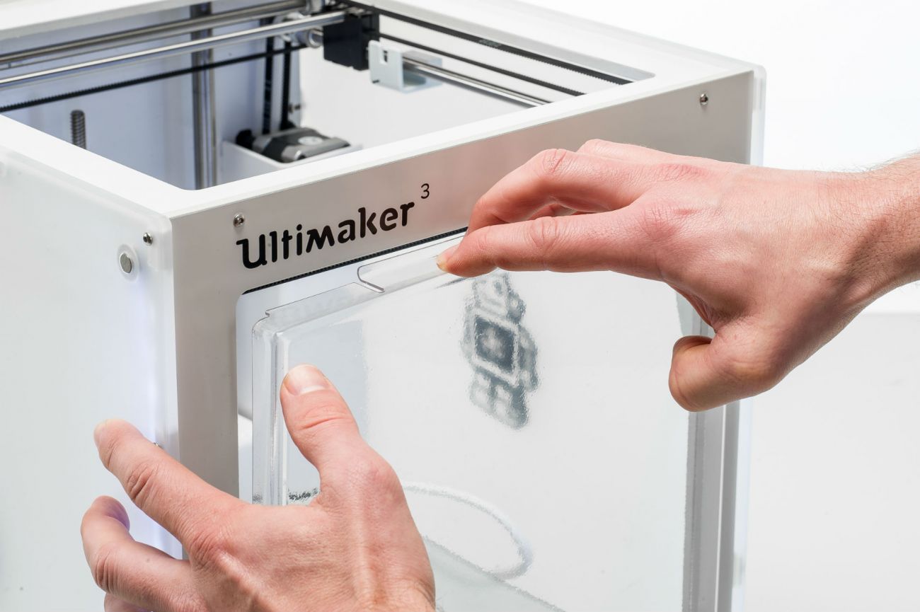 How to install the front enclosure for the Ultimaker 3
