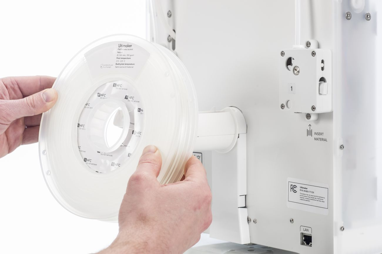 UltiMaker 3 - Loading materials