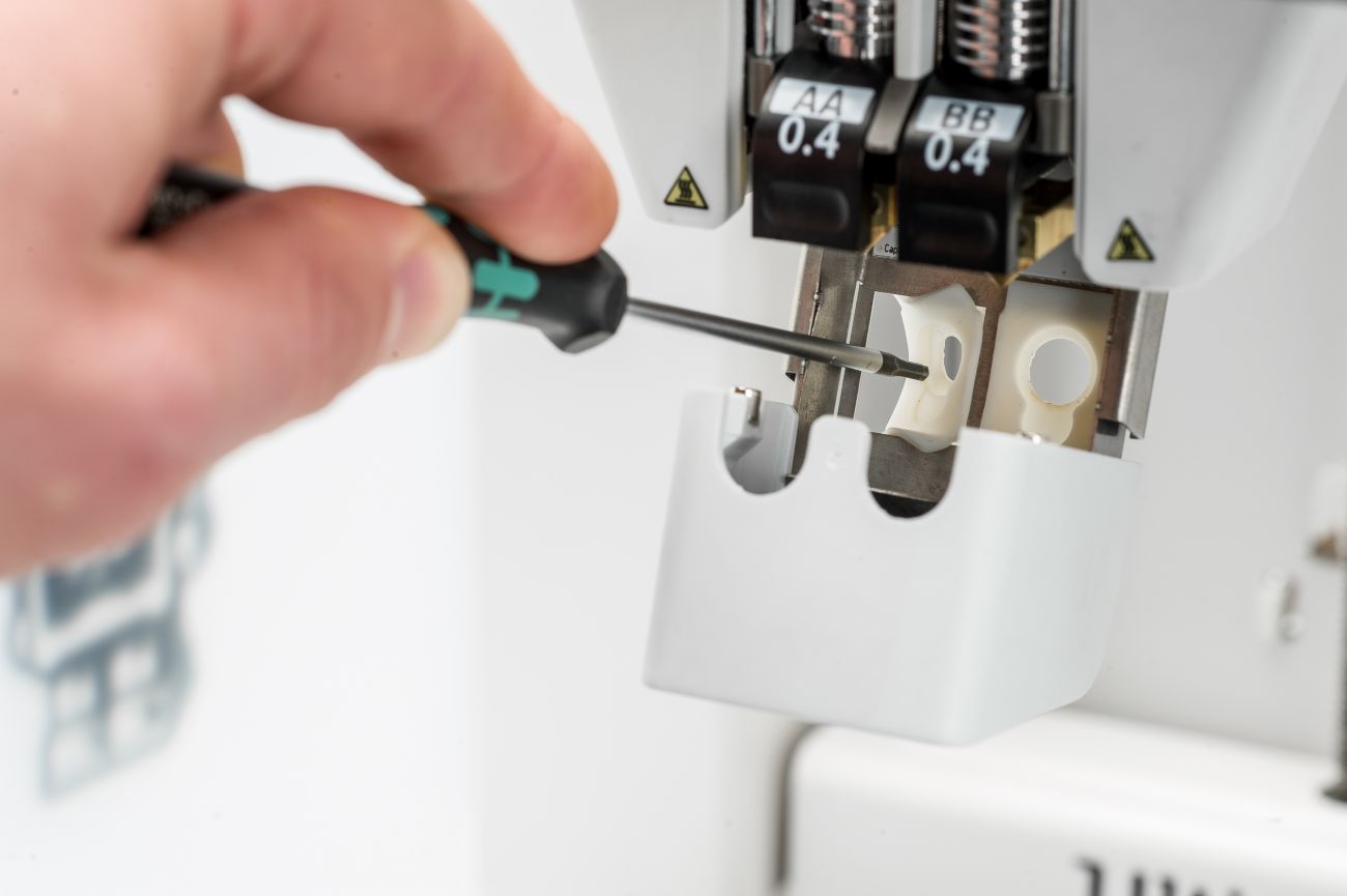 Replace the Ultimaker 3 nozzle cover