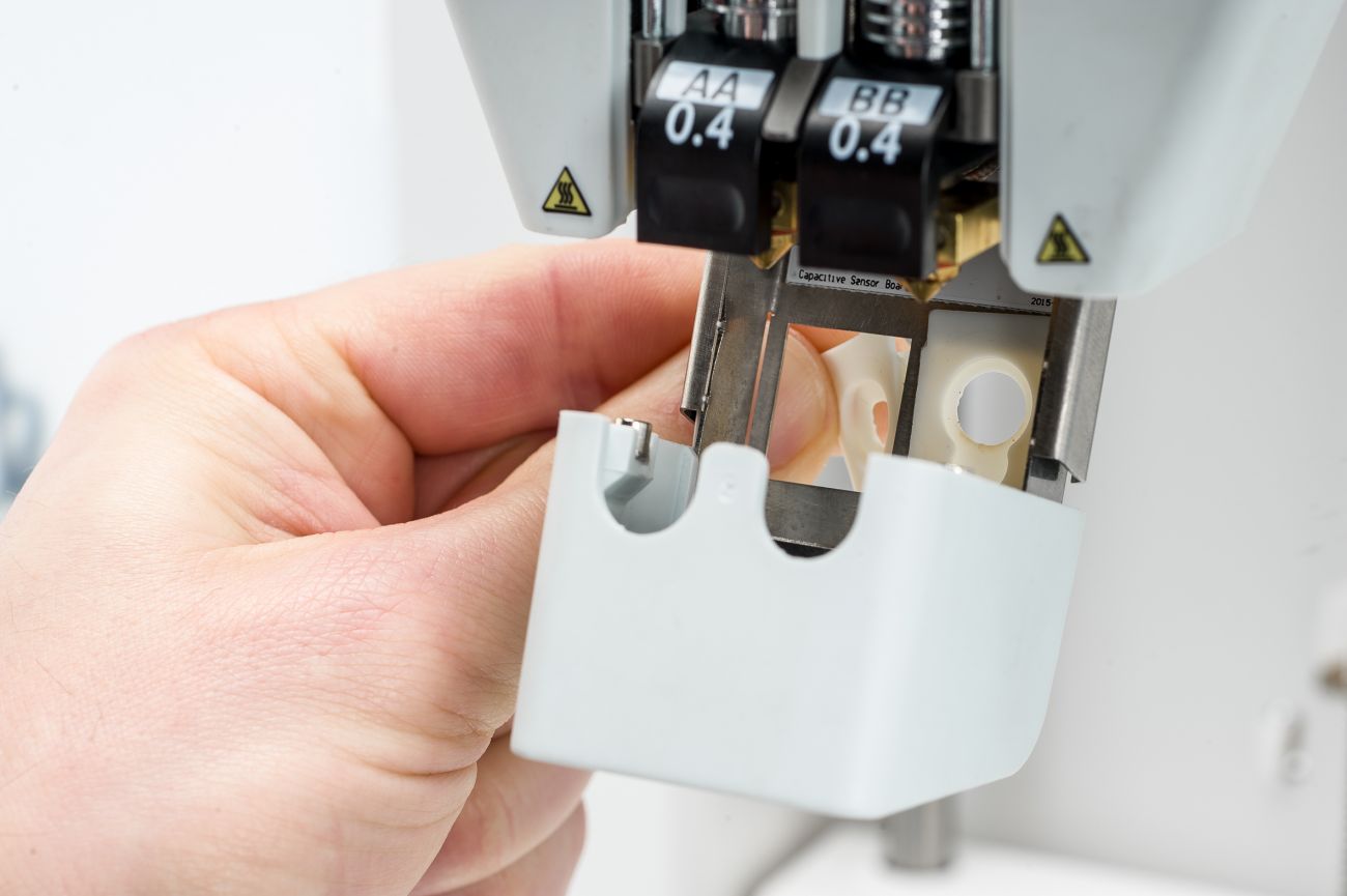 Replace the Ultimaker 3 nozzle cover