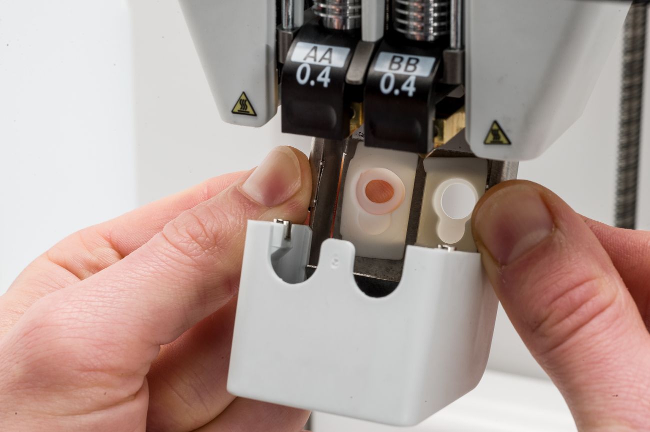 Replace the Ultimaker 3 nozzle cover