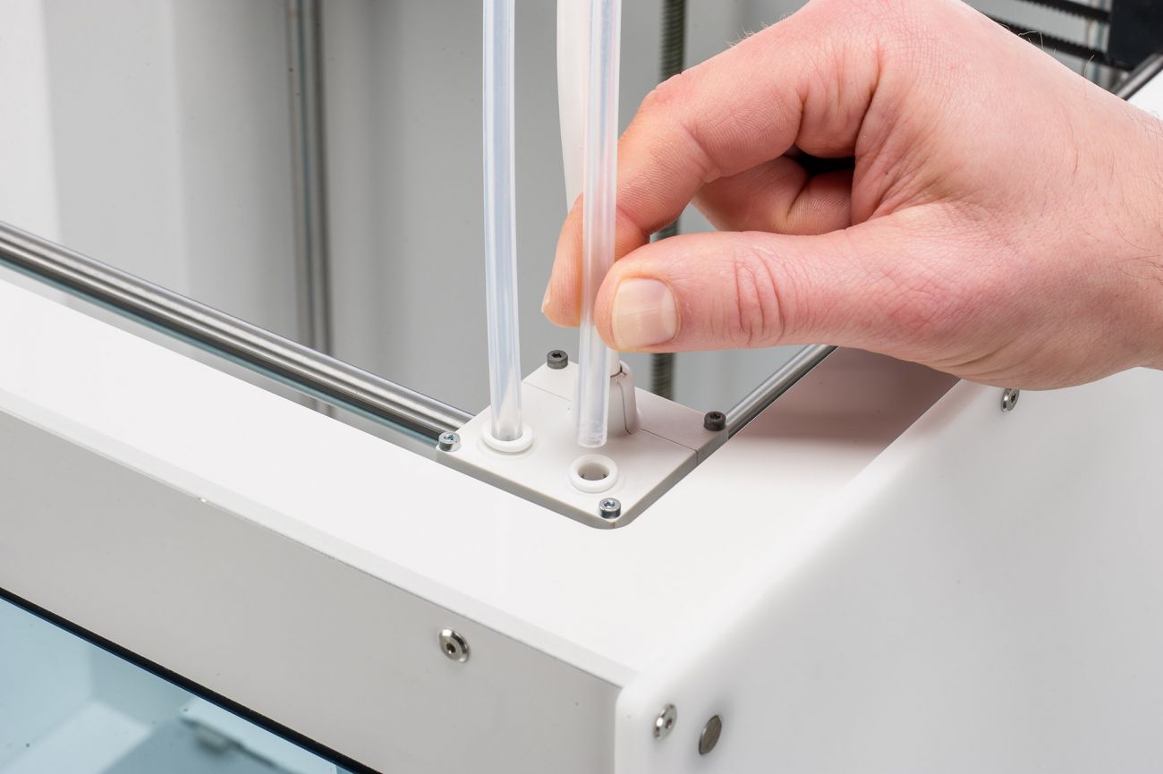 Installing the hardware accessories on the UltiMaker S5